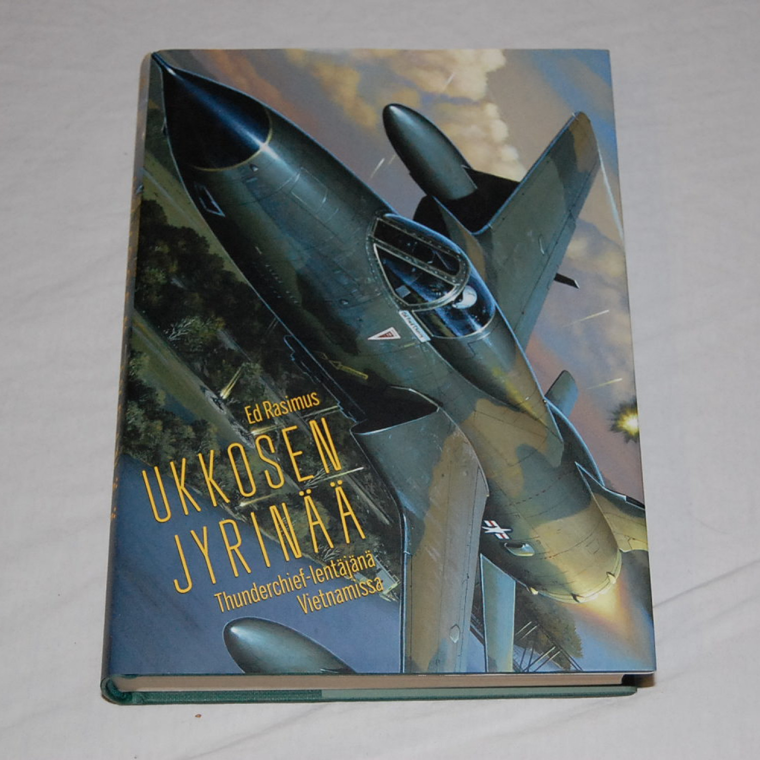 Ed Rasimus Ukkosen jyrinää - Thunderchief-lentäjänä Vietnamissa