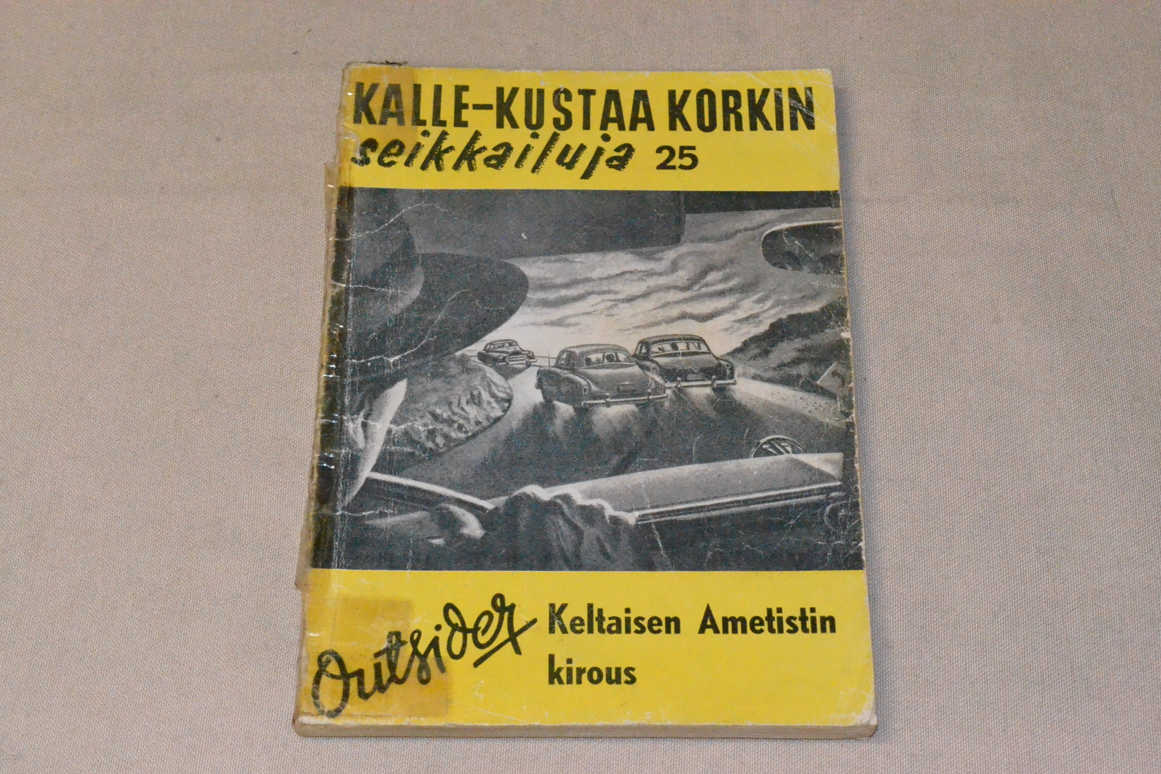 Kalle-Kustaa Korkki 25 Keltaisen Ametistin kirous