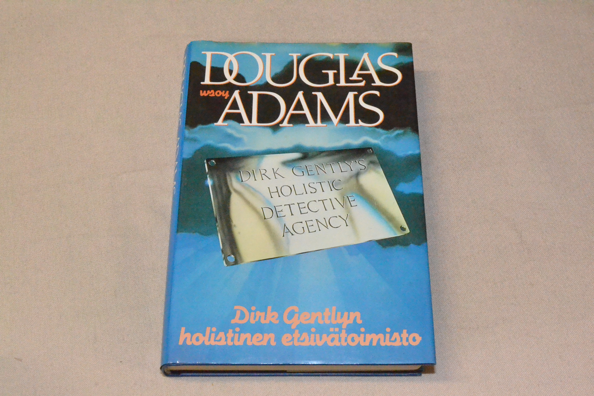 Douglas Adams Dirk Gentlyn holistinen etsivätoimisto